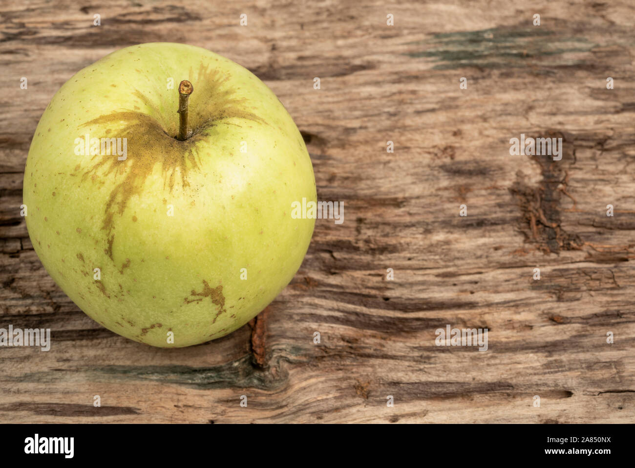 natural and healthy green apple on a wooden table Stock Photo - Alamy