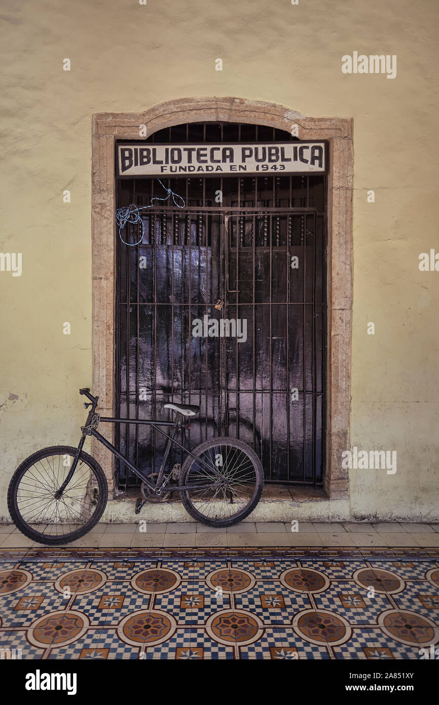 Entry of the Public Library Stock Photo - Alamy