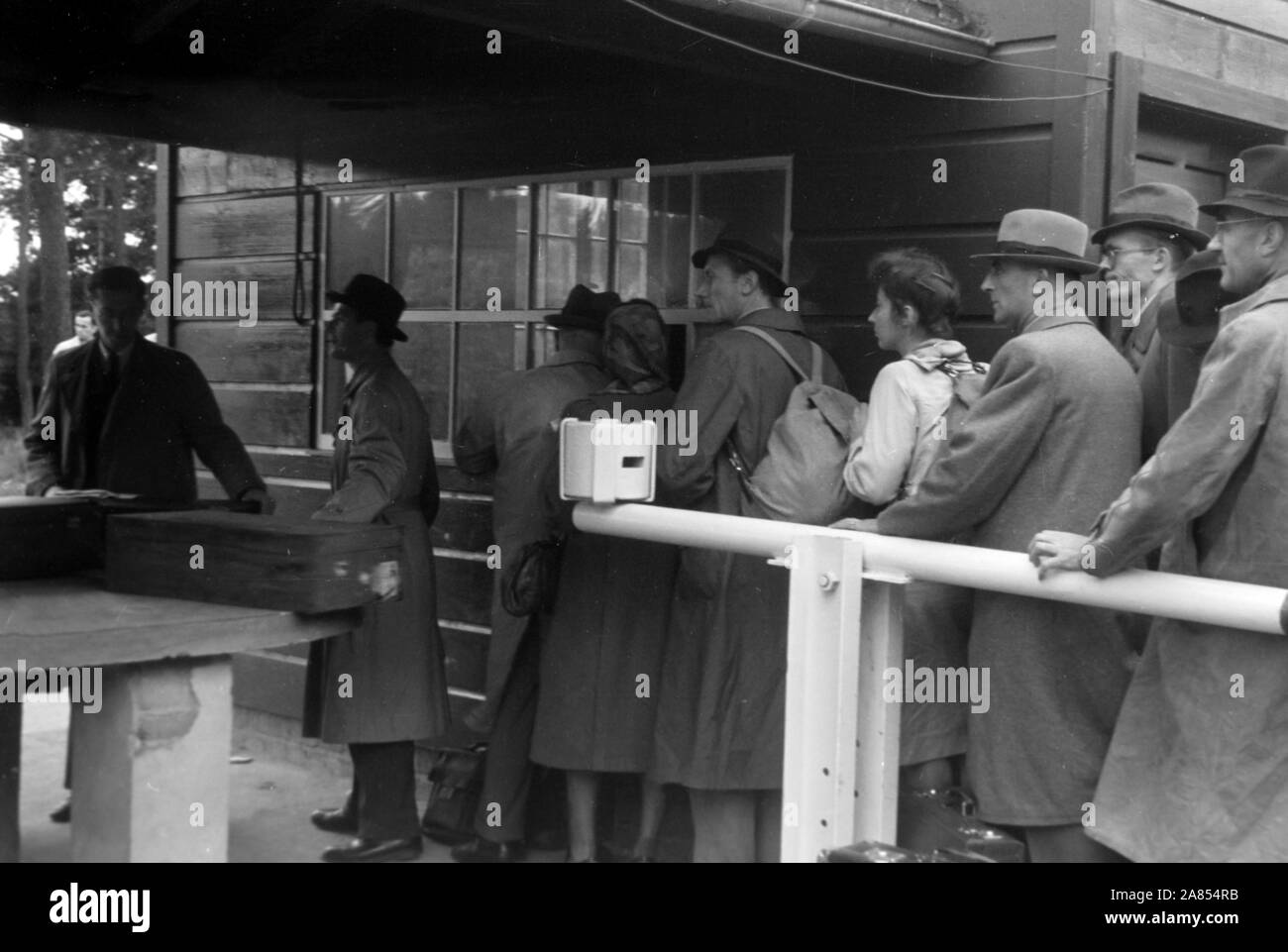 Menschen an Grenzübergang, Ost-West Grenze, Deutschland, 1948. People ...