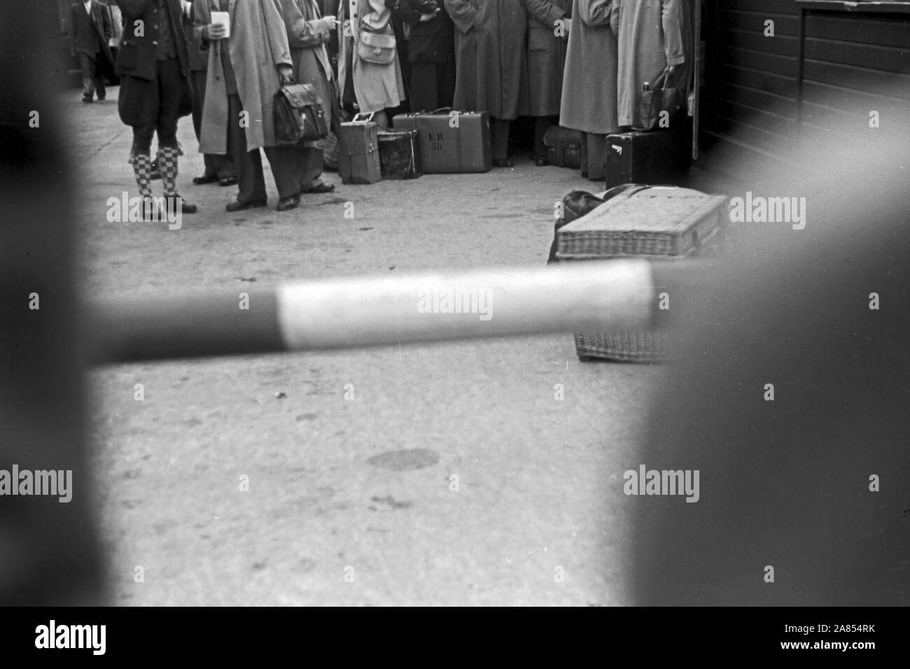 Menschen und Gepäck an Grenzübergang, Ost-West Grenze, Deutschland ...