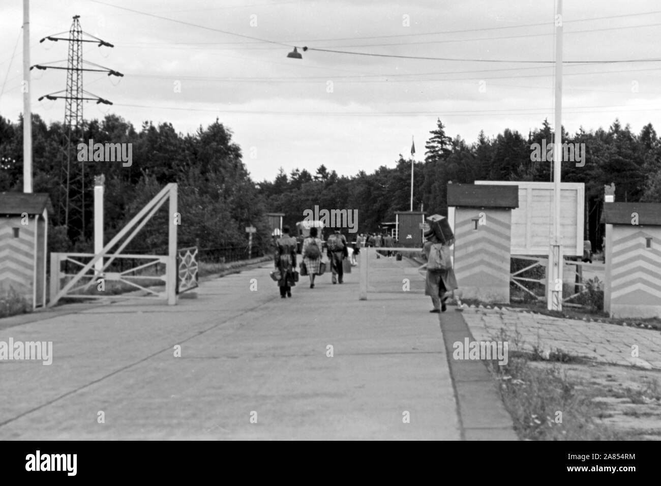 Menschen an Grenzübergang, Ost-West Grenze, Deutschland, 1948. People ...