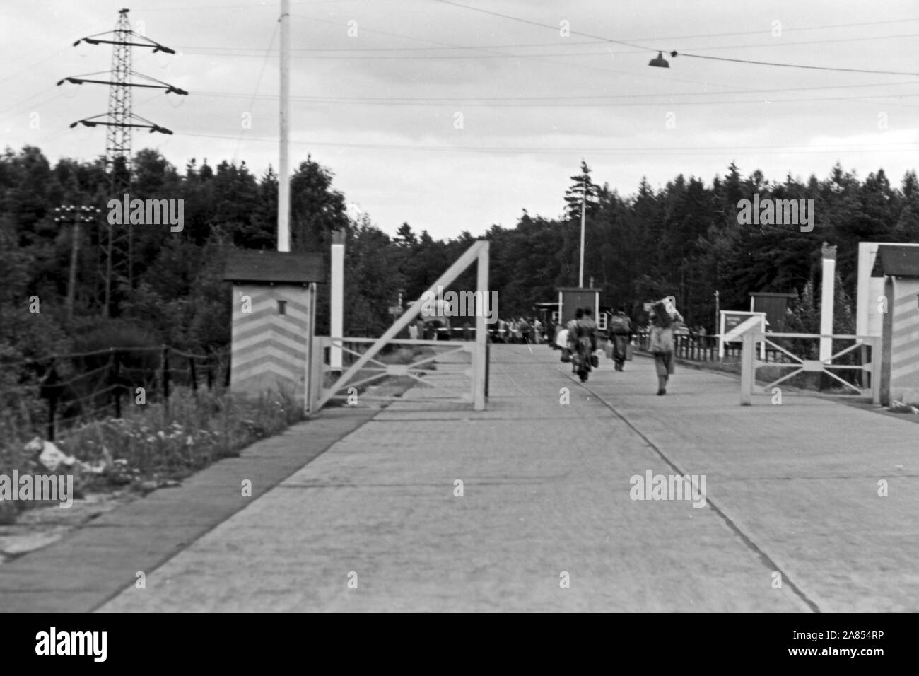 Menschen an Grenzübergang, Ost-West Grenze, Deutschland, 1948. People ...