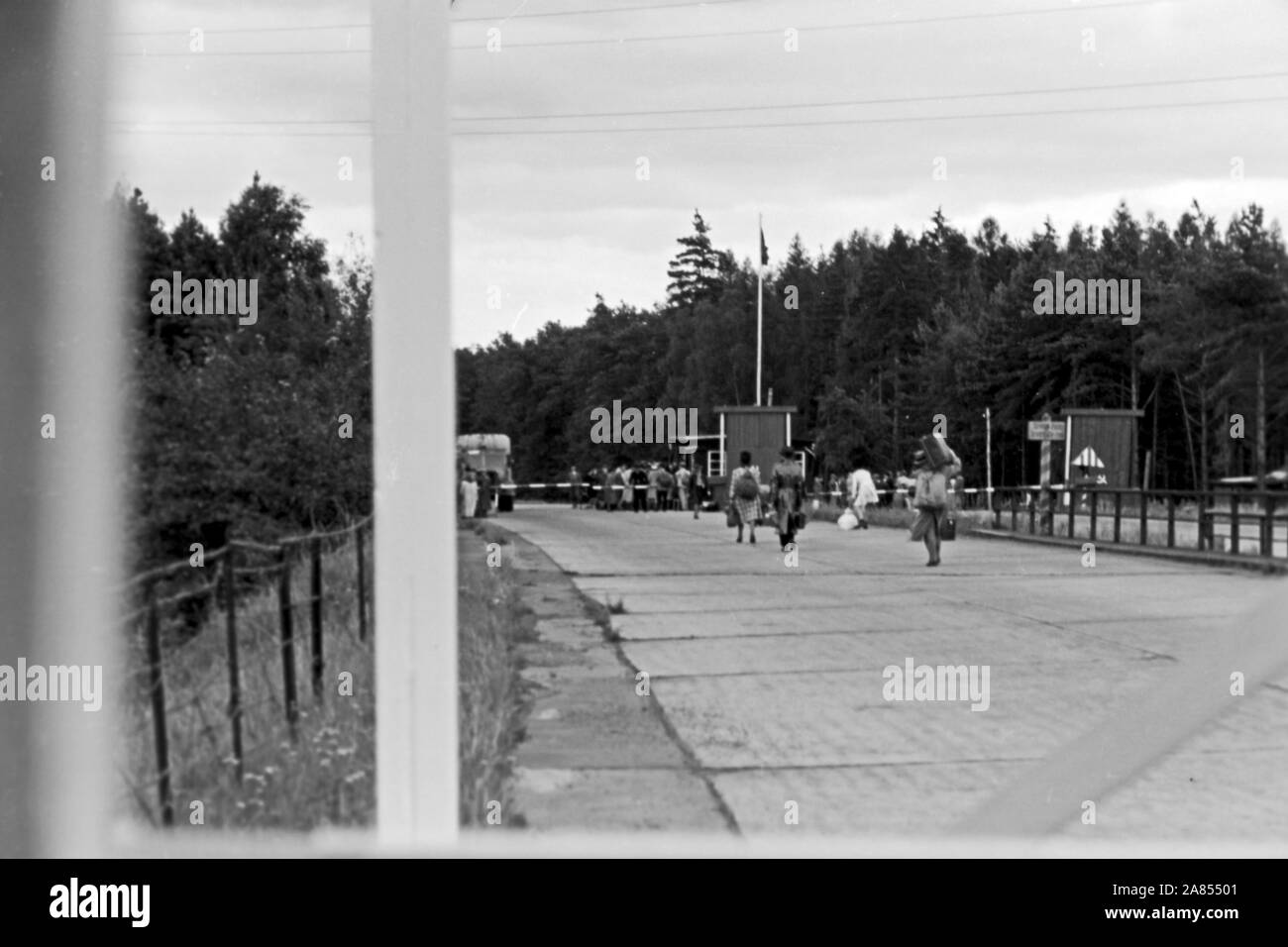 Menschen an Grenzübergang, Ost-West Grenze, Deutschland, 1948. People ...