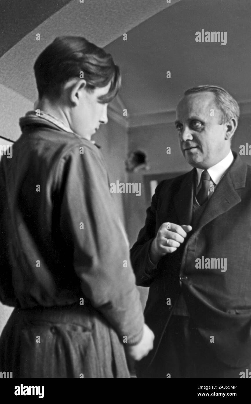 Prison warden 1950's hi-res stock photography and images - Alamy