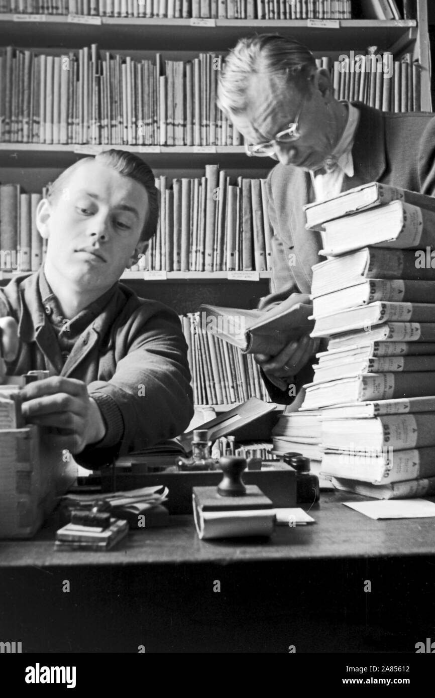 1950s library books hi-res stock photography and images - Alamy