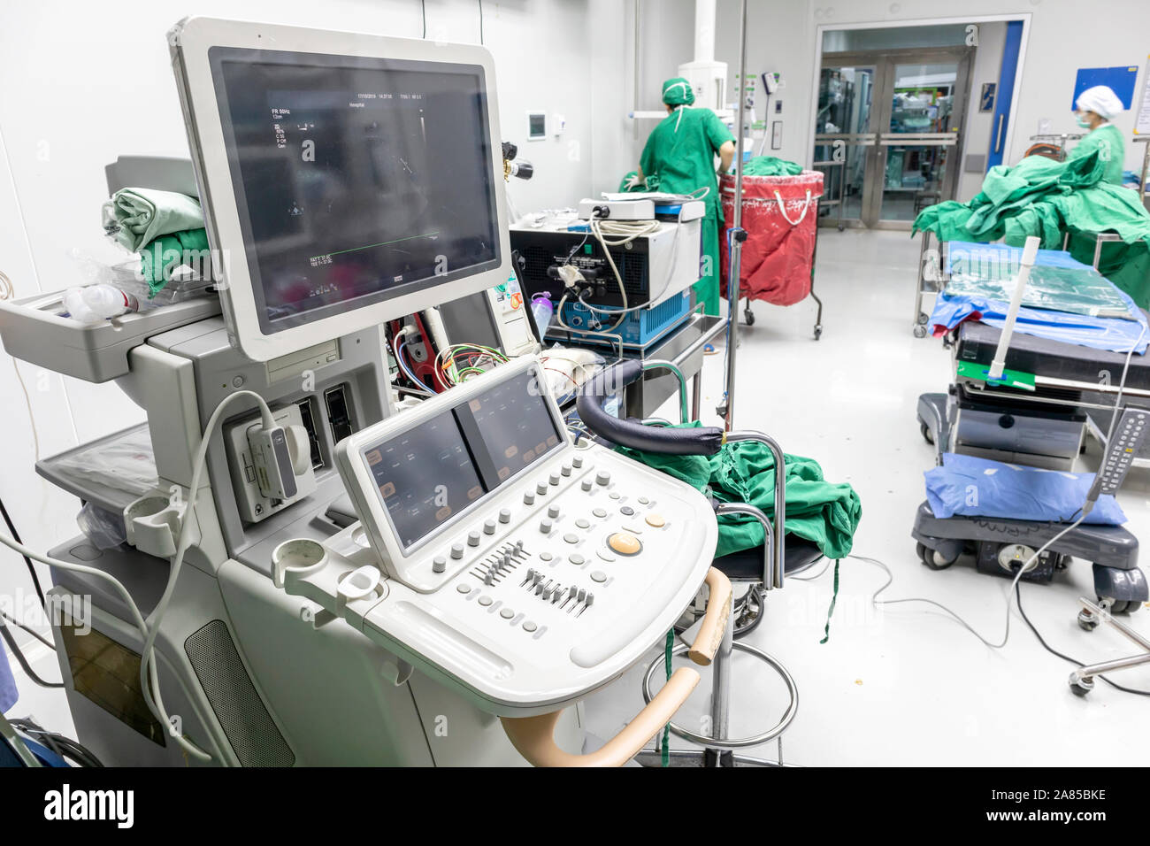 Hospital x ray room monitor screen hi-res stock photography and images ...