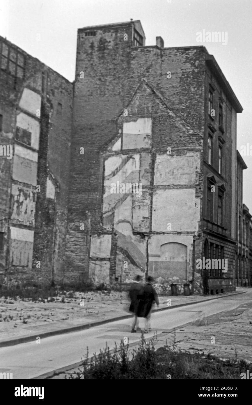 War destroyed house hi-res stock photography and images - Alamy