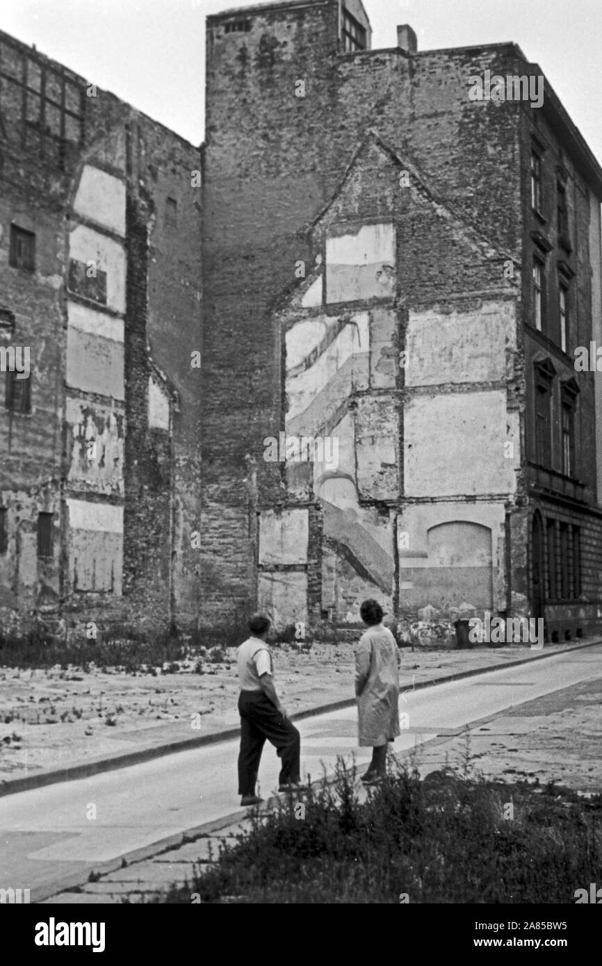 Destroyed house Black and White Stock Photos & Images - Alamy