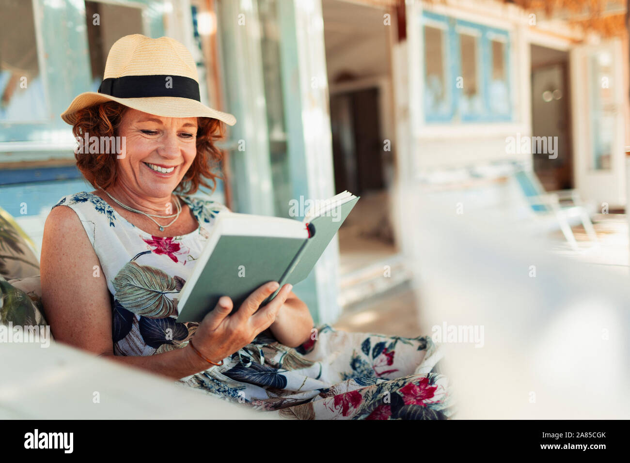 Reading book beach hi-res stock photography and images - Alamy