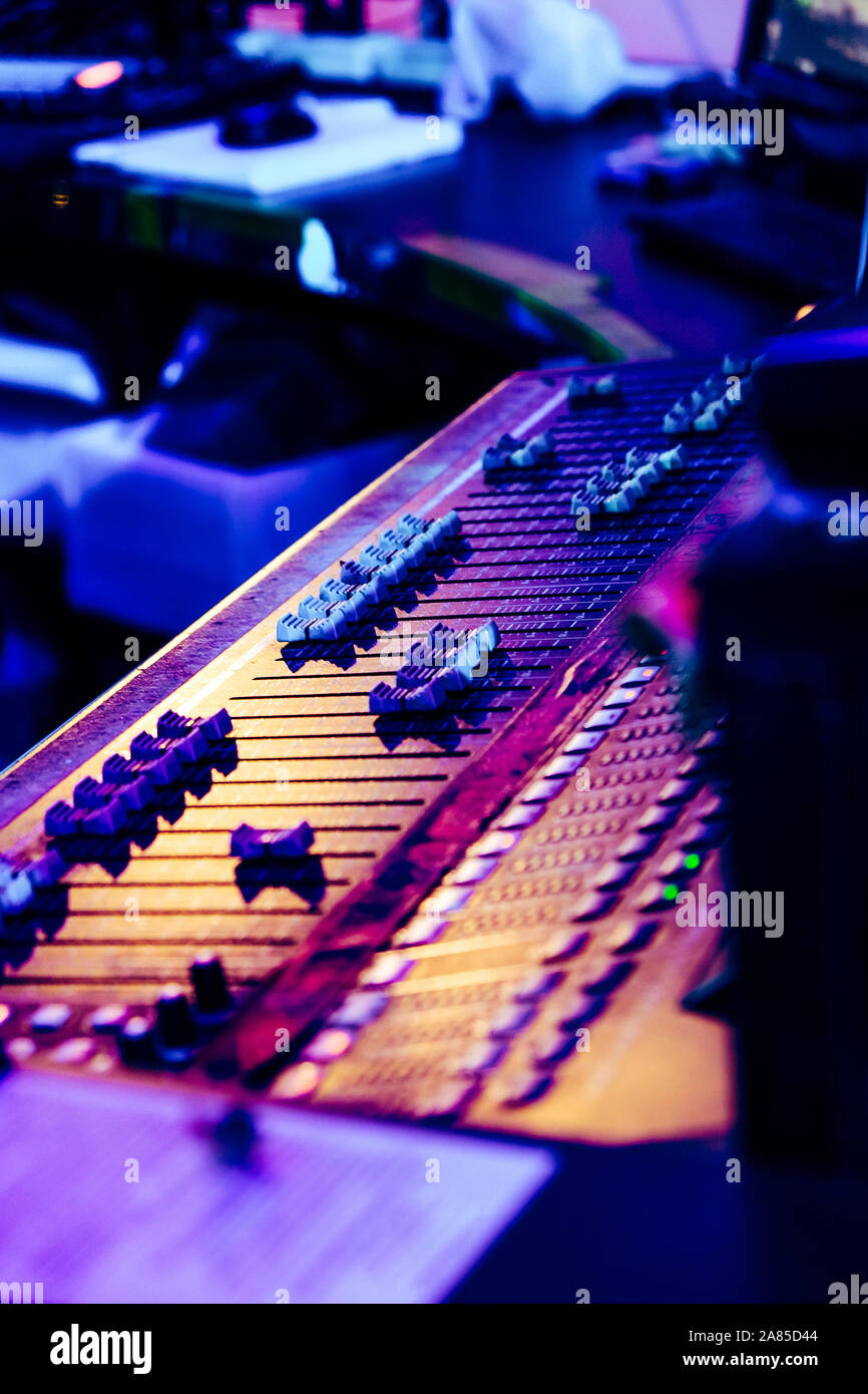 Panel de control de audio hi-res stock photography and images - Alamy