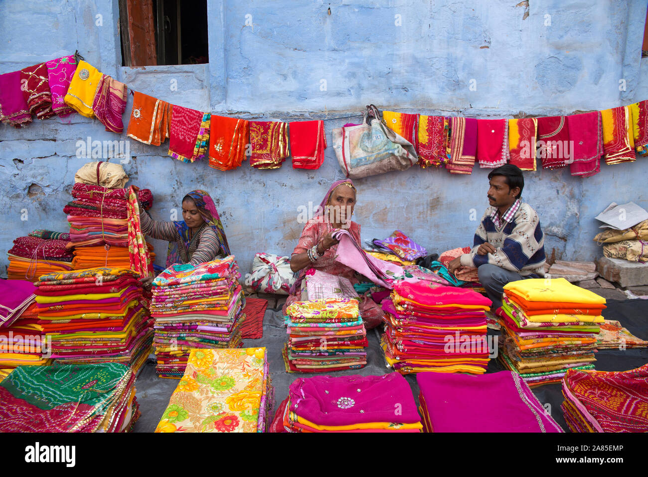 Women off to market hi-res stock photography and images - Alamy