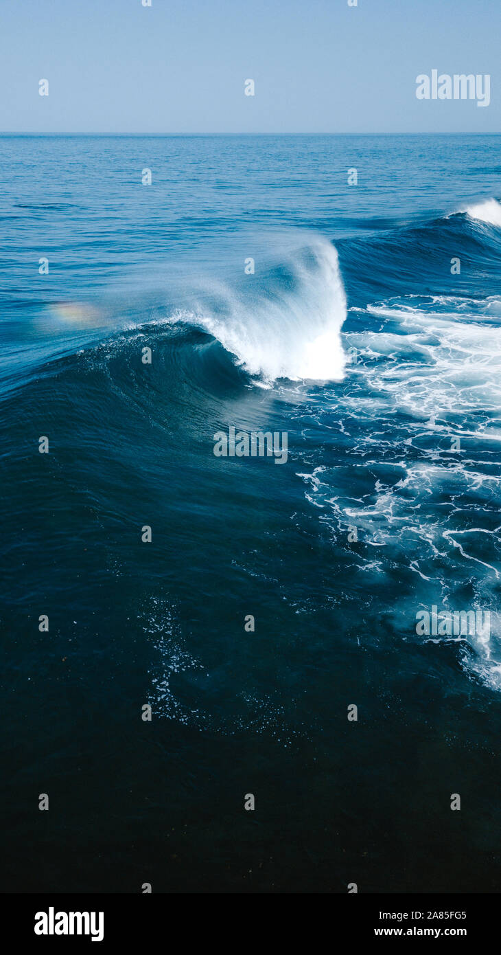 Overhead ocean waves hi-res stock photography and images - Alamy