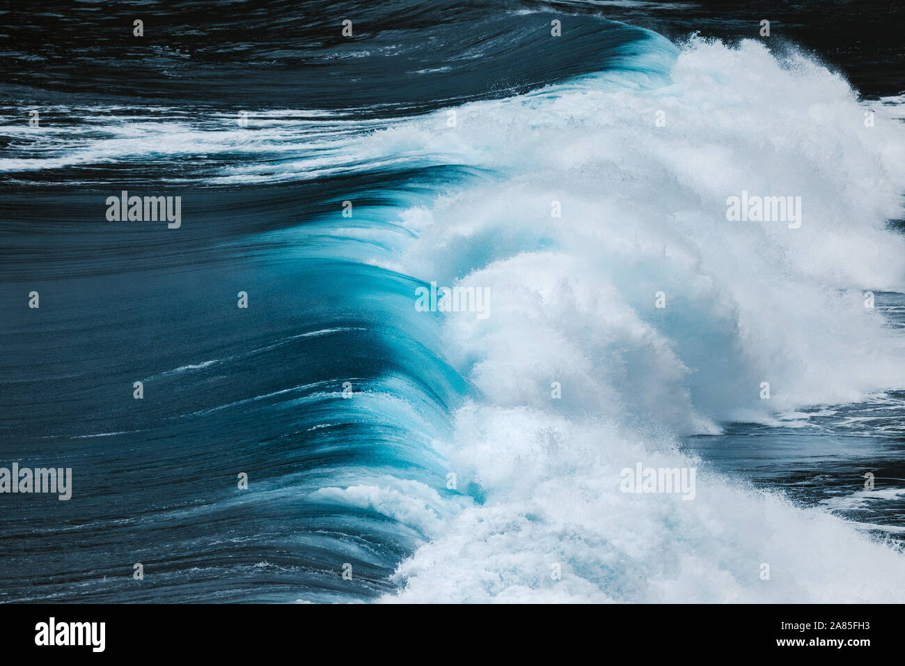 Overhead ocean waves hi-res stock photography and images - Alamy