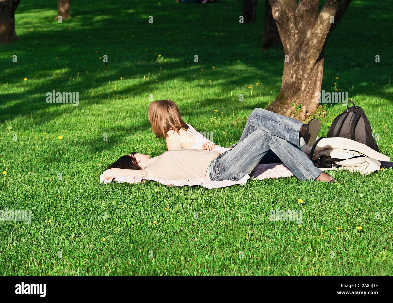 Two students under tree hi-res stock photography and images - Alamy