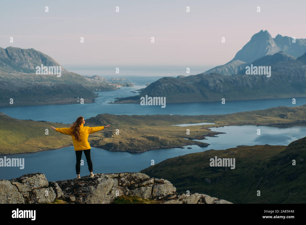 Looking in opposite direction hi-res stock photography and images - Alamy