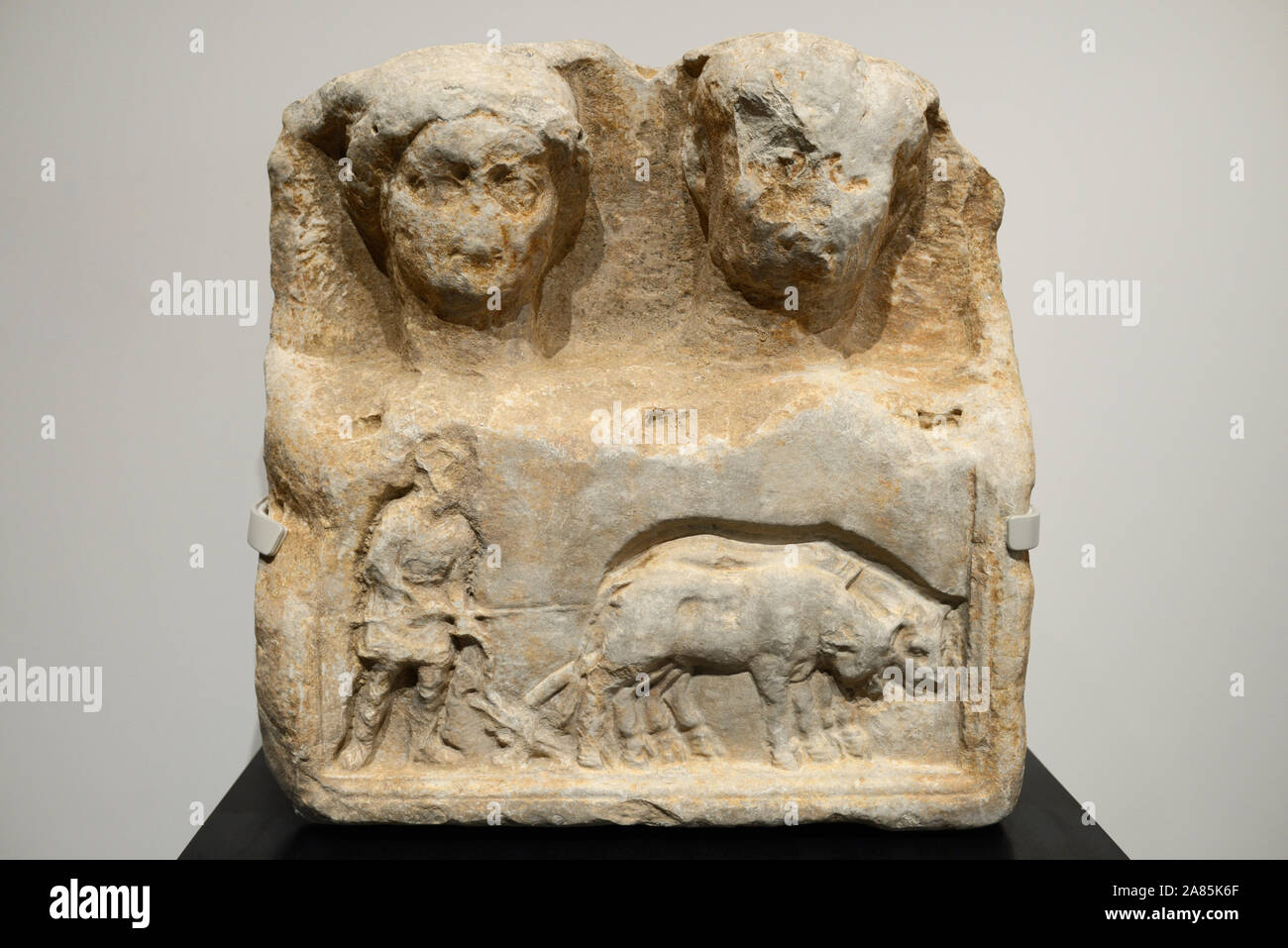 Roman couple ancient tomb hi-res stock photography and images - Alamy