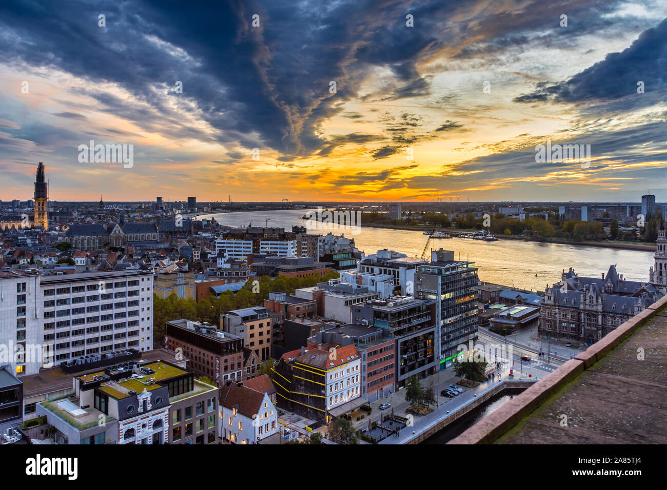 Evening view from the rooftop of the MAS (Museum Aan de Stroom) across ...