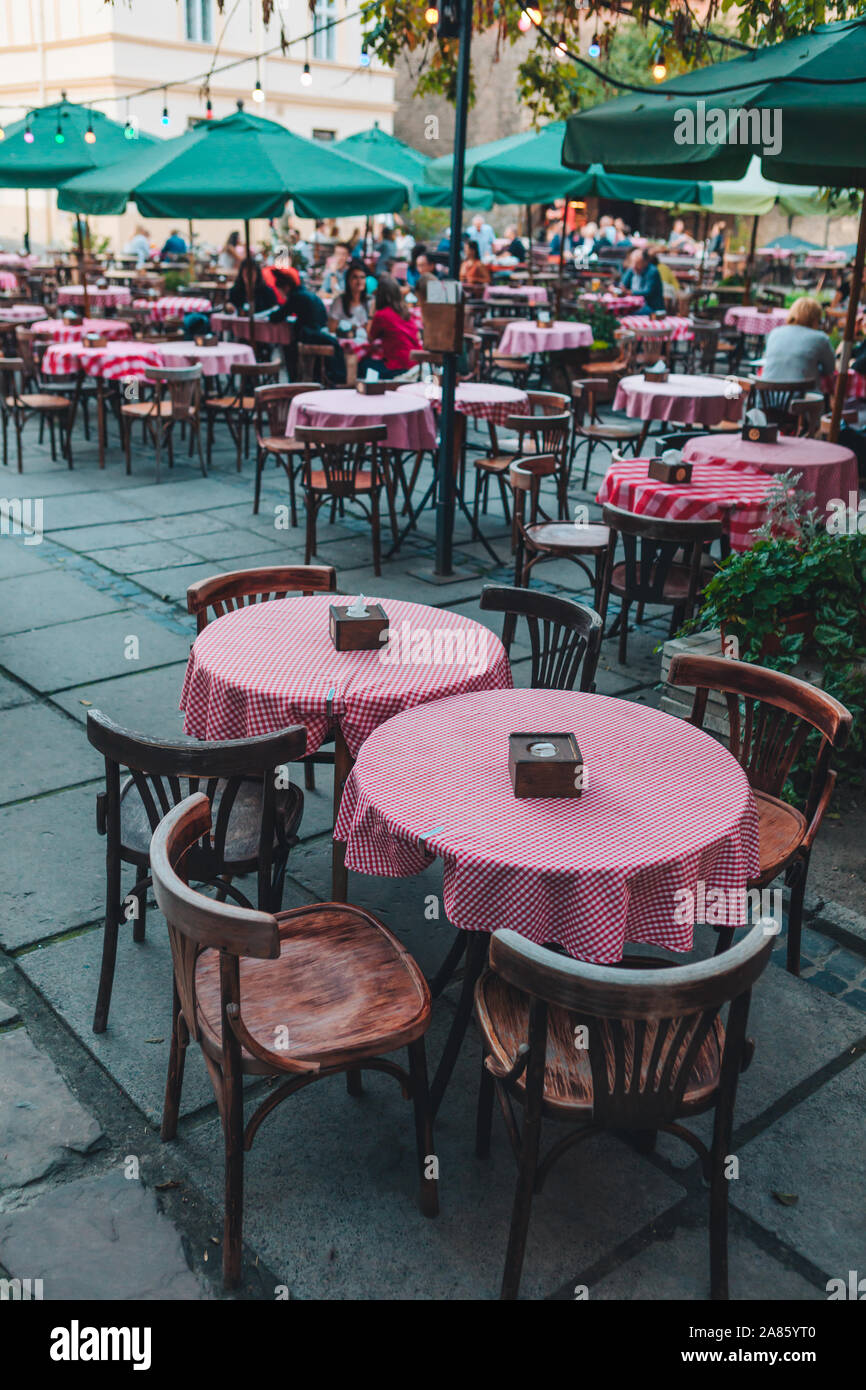 outdoors restaurant tables warm weather Stock Photo - Alamy