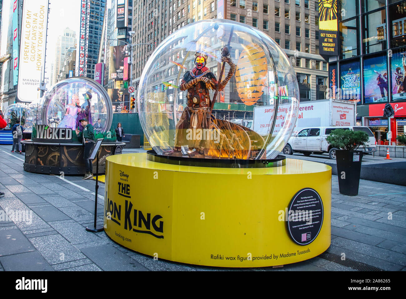New York, NEW YORK, ESTADOS UNIDOS. 6th Nov, 2019. Large snowballs ...