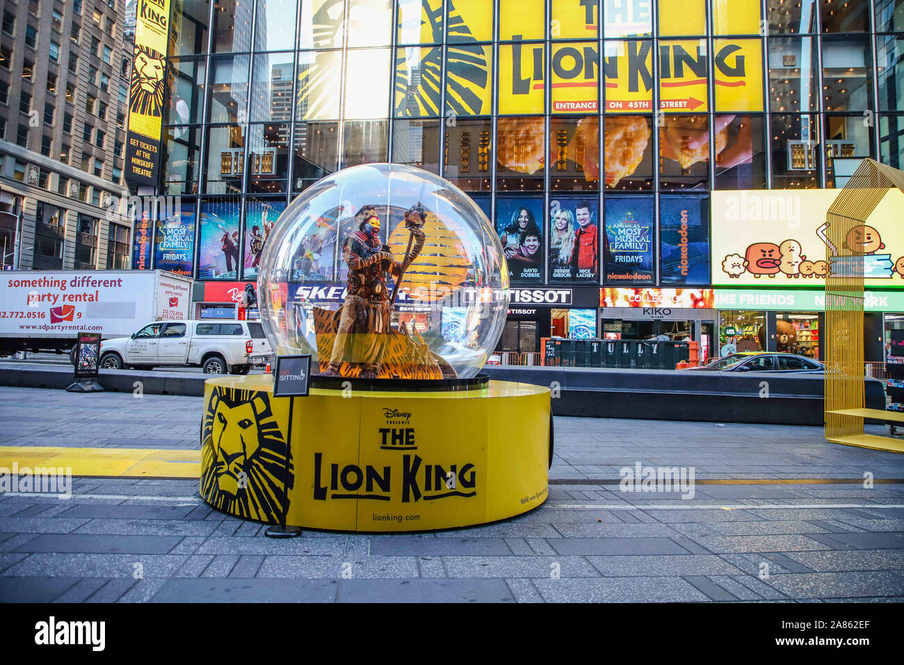 New York, NEW YORK, ESTADOS UNIDOS. 6th Nov, 2019. Large snowballs ...