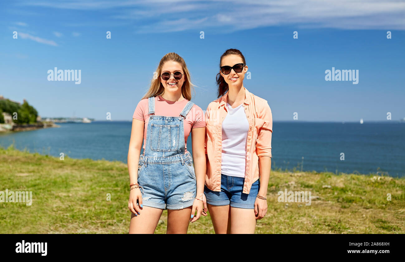 teenage girls or best friends at seaside in summer Stock Photo - Alamy