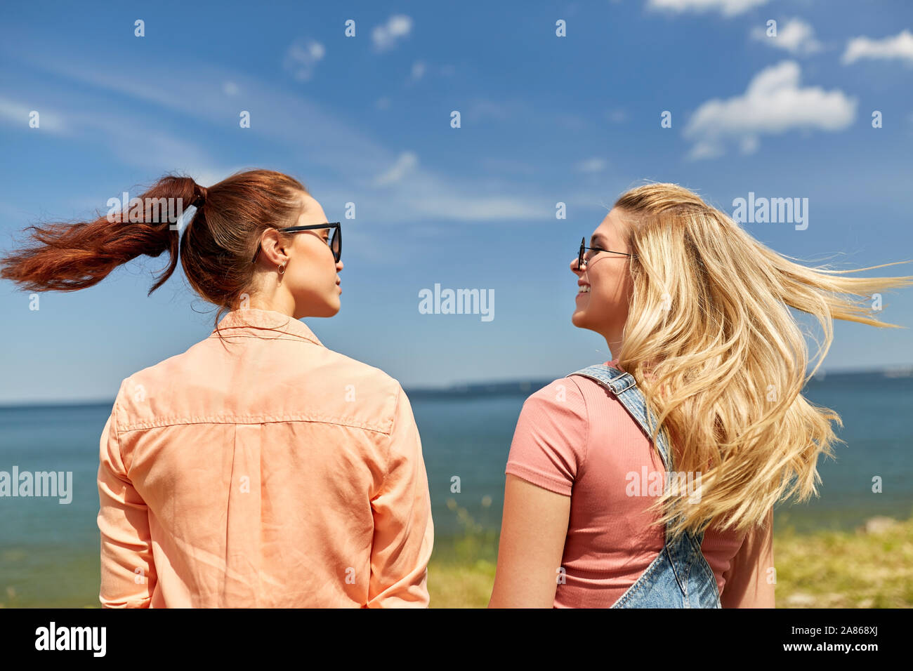 Teen girls back view hi-res stock photography and images - Alamy