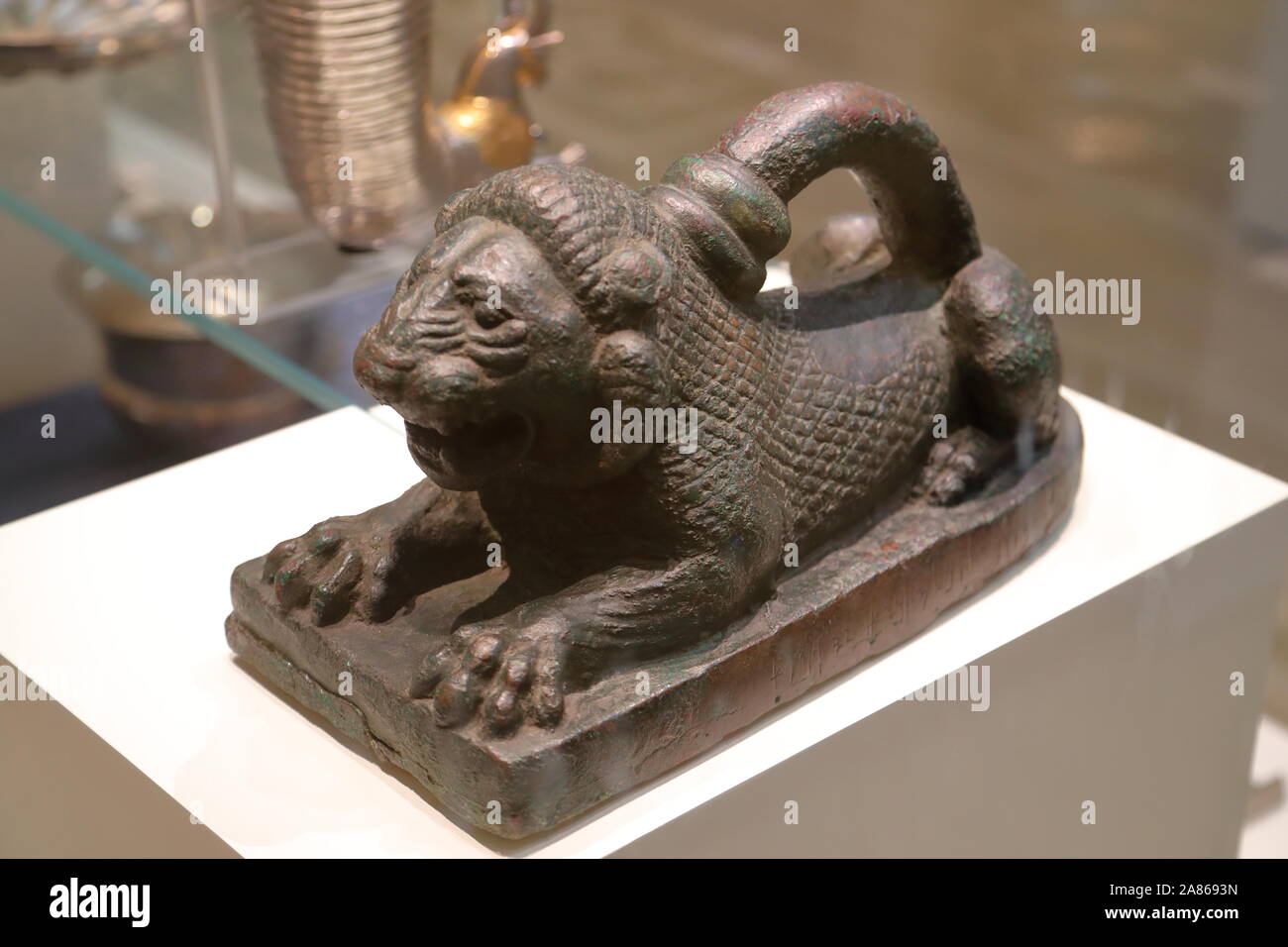 British lion statue hi-res stock photography and images - Alamy