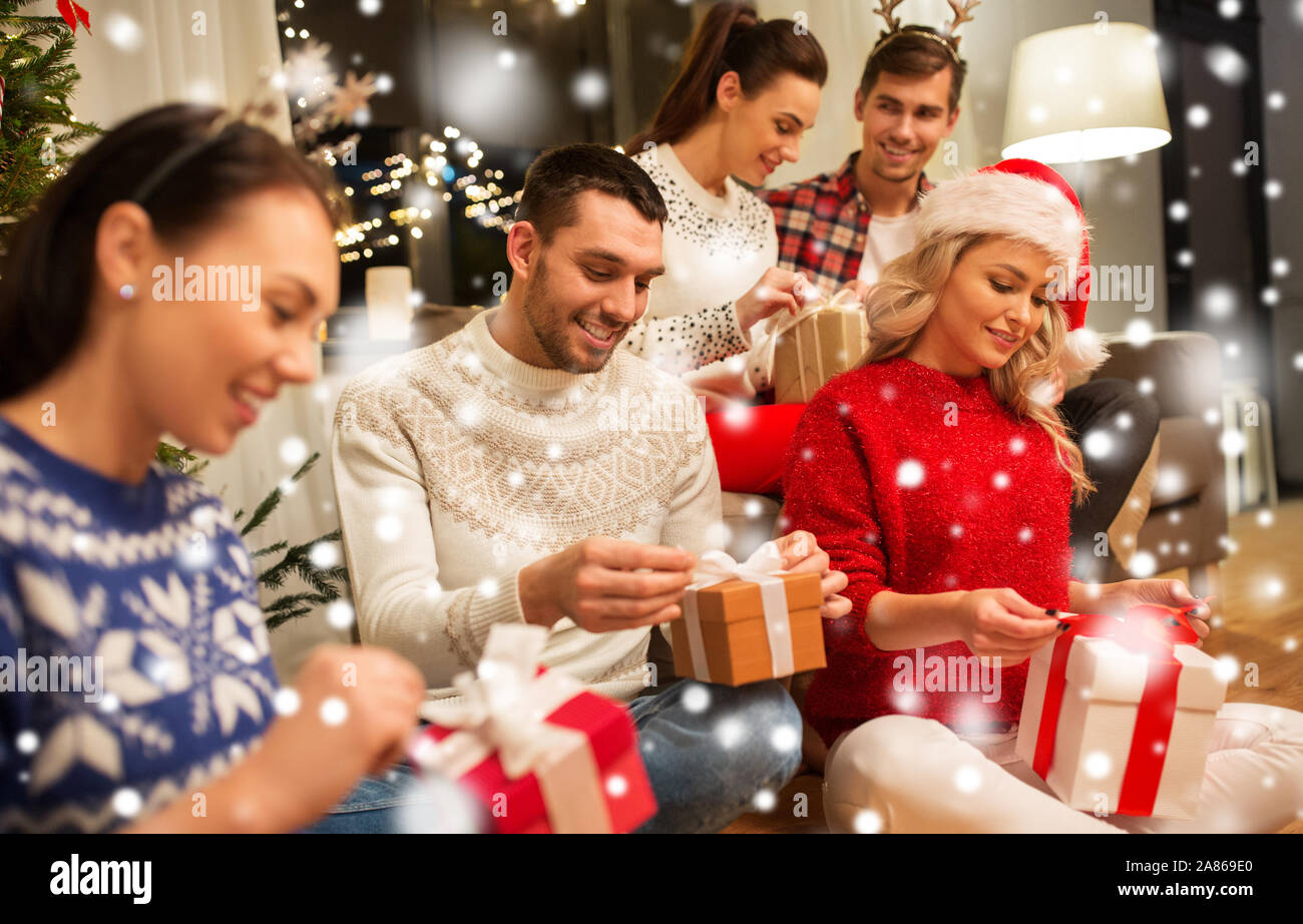 friends celebrating christmas and opening presents Stock Photo - Alamy