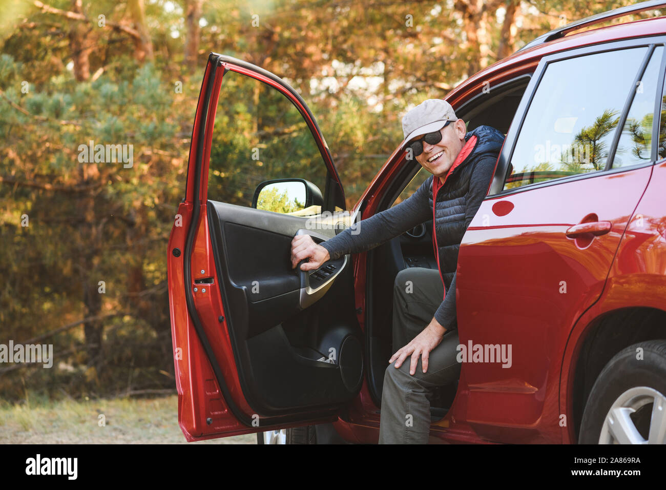 Car open door forest hi-res stock photography and images - Alamy