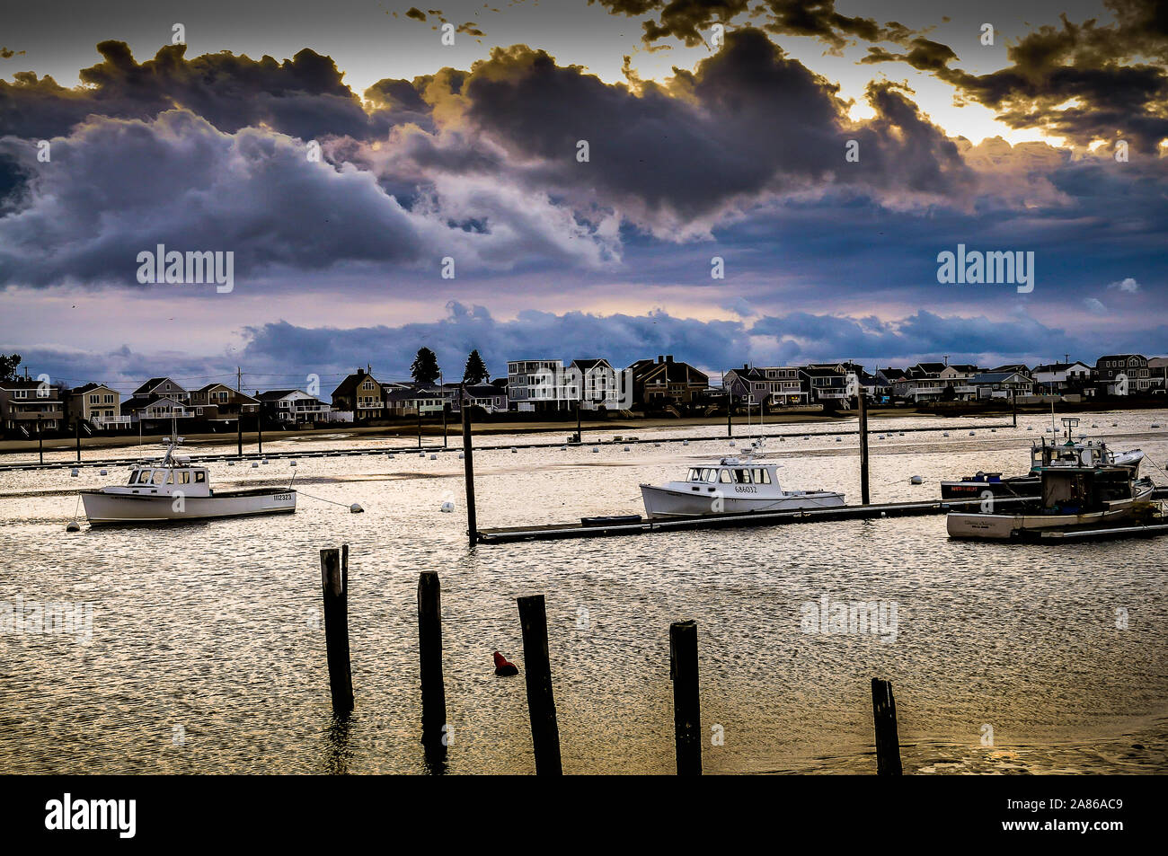 Mooring piling hi-res stock photography and images - Alamy