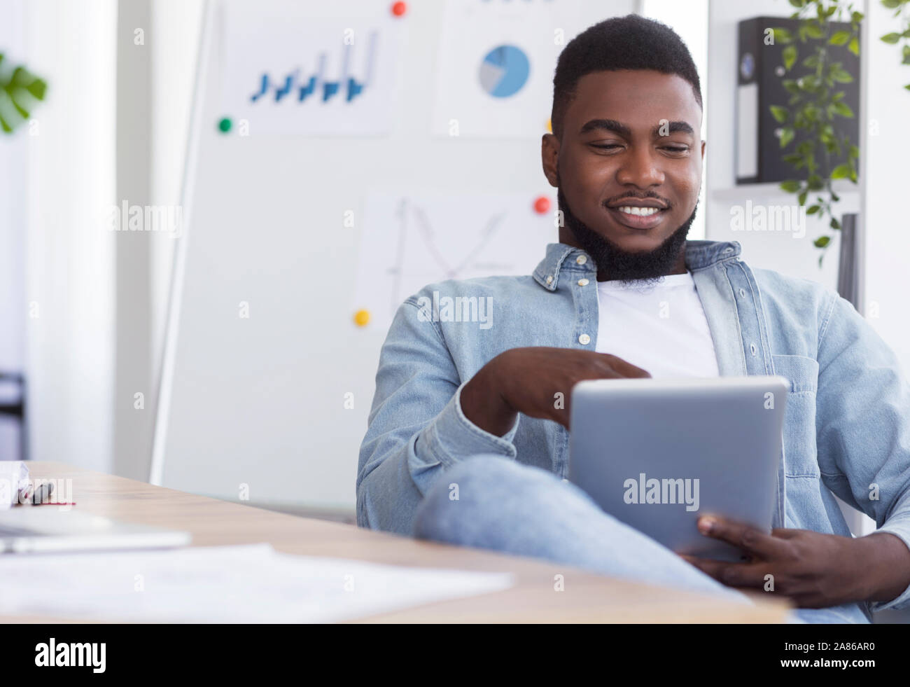 Employee using tab hi-res stock photography and images - Alamy