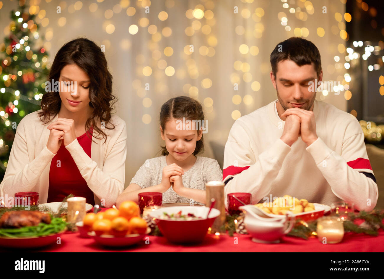 family praying before meal at christmas dinner Stock Photo - Alamy