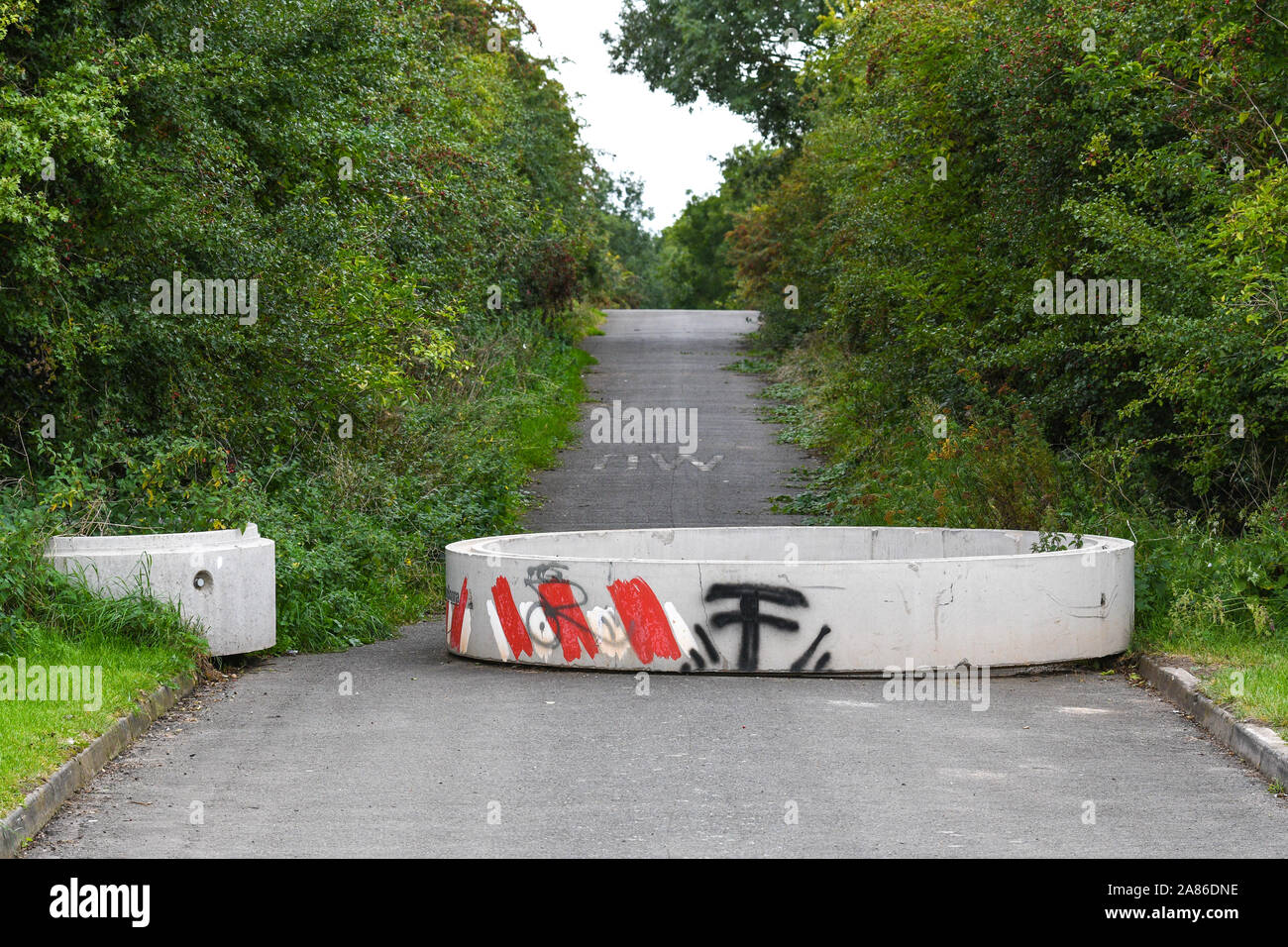 Concrete barrier hi-res stock photography and images - Alamy