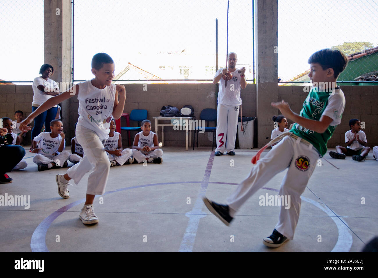 Circle group children brazil hi-res stock photography and images - Alamy