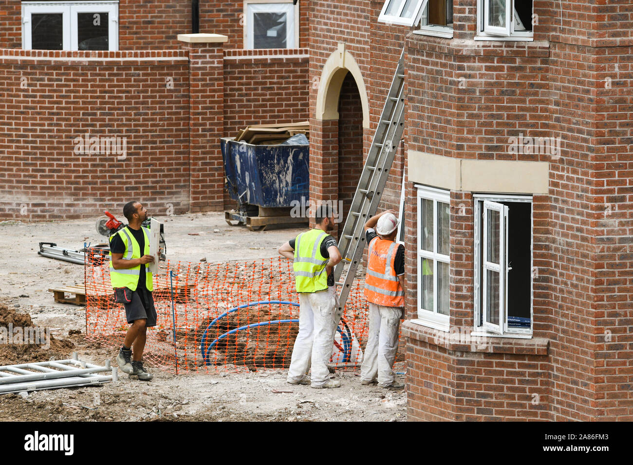 workers building new homes Stock Photo - Alamy