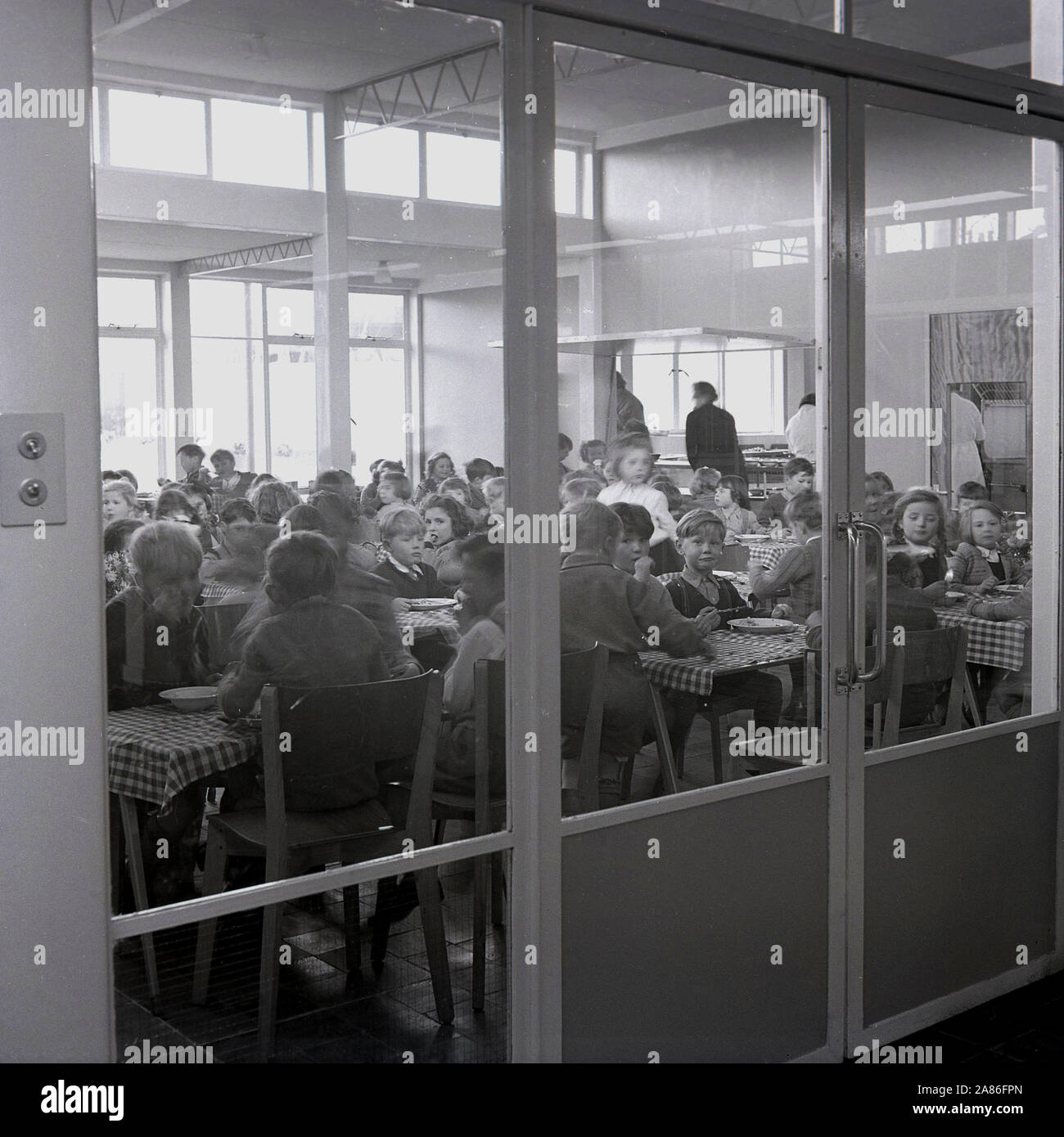 School dinner 1950s hi-res stock photography and images - Alamy