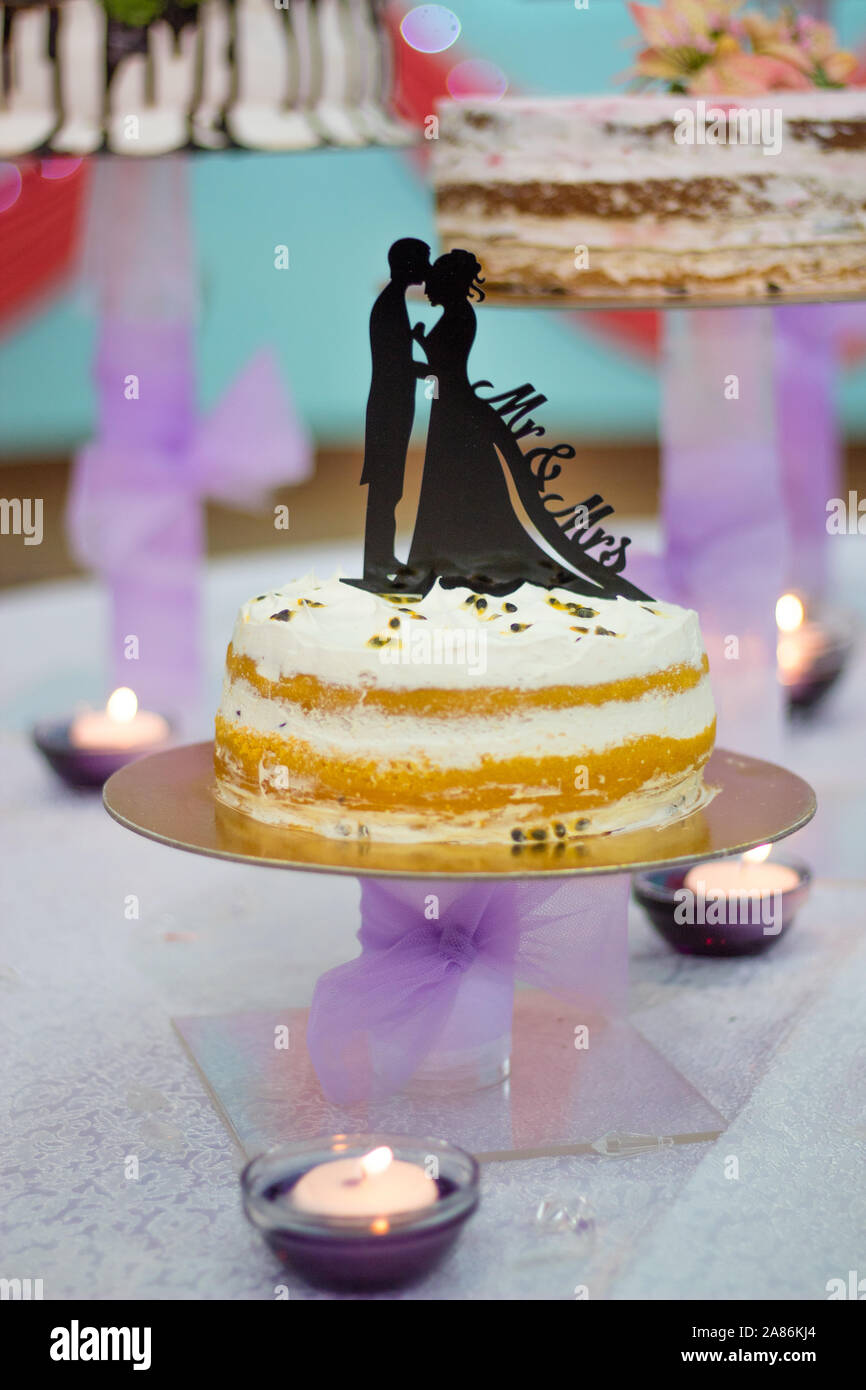 Kissing couple cake hi-res stock photography and images - Alamy