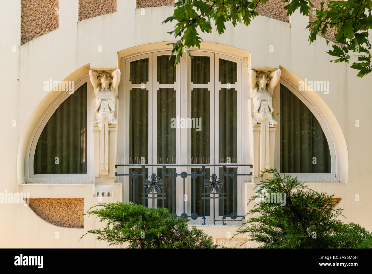 Modernist modernism architecture hi-res stock photography and images ...