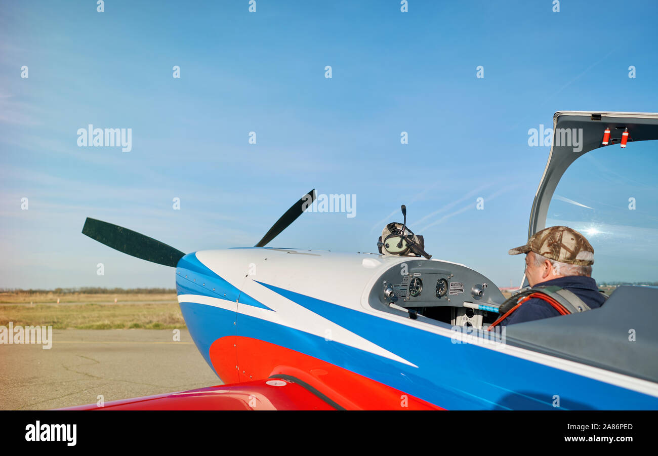 Takeoff cockpit view hi-res stock photography and images - Alamy