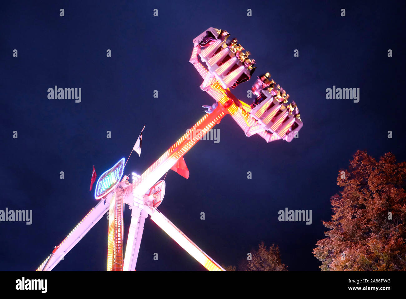 Funfair at night hi-res stock photography and images - Alamy