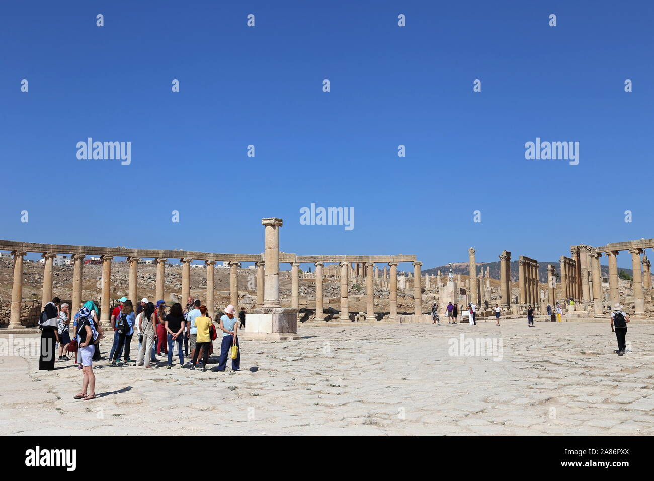 Oval plaza jordan roman ruins hi-res stock photography and images - Alamy