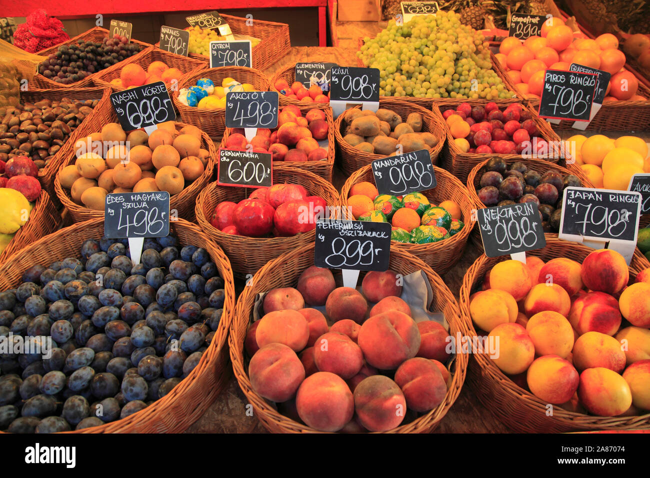 Hungary; Budapest; V‡s‡rcsarnok, Central market hall, food, fruit Stock ...