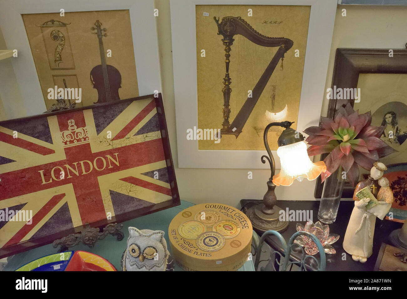 Giftware hi-res stock photography and images - Alamy