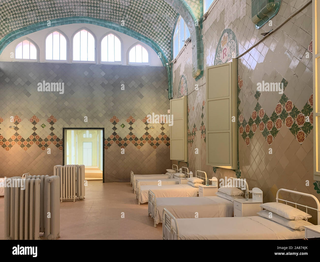 Hospital doors in spanish hi-res stock photography and images - Alamy