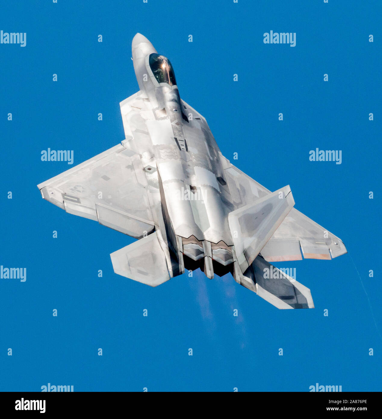 F22 raptor plane speed hi-res stock photography and images - Alamy