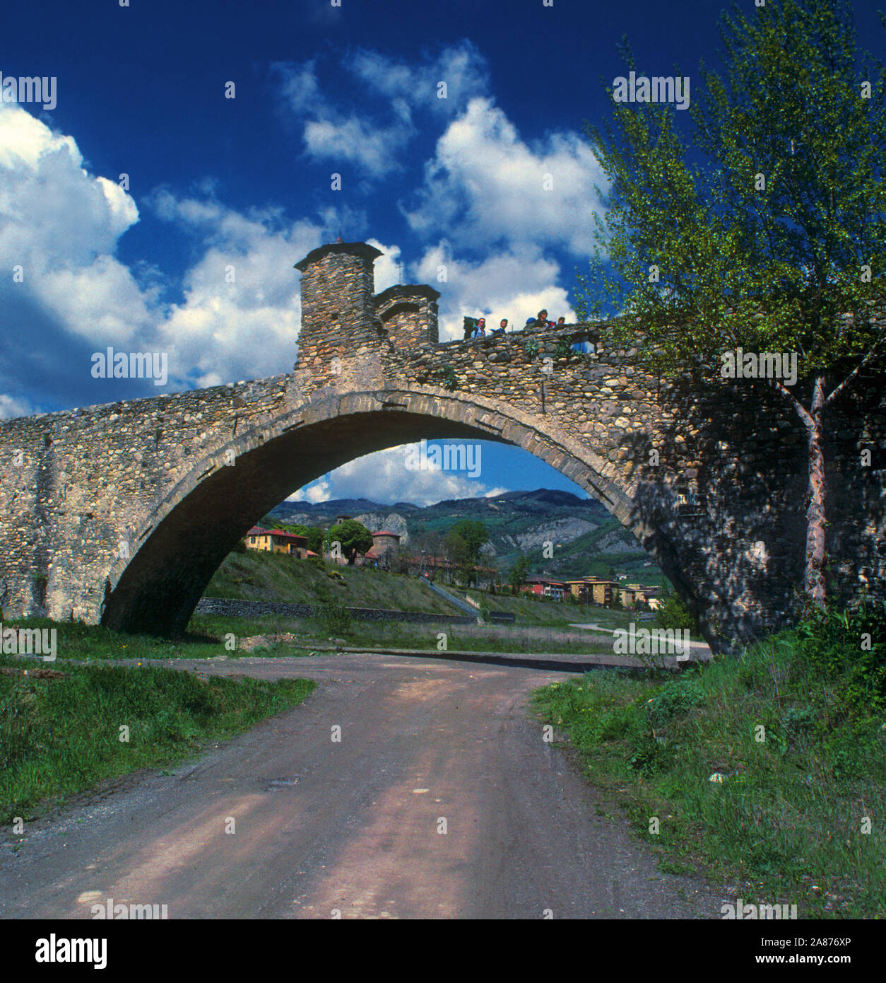 Bobbio.Stone arch bridge over the Trebbia river Stock Photo - Alamy