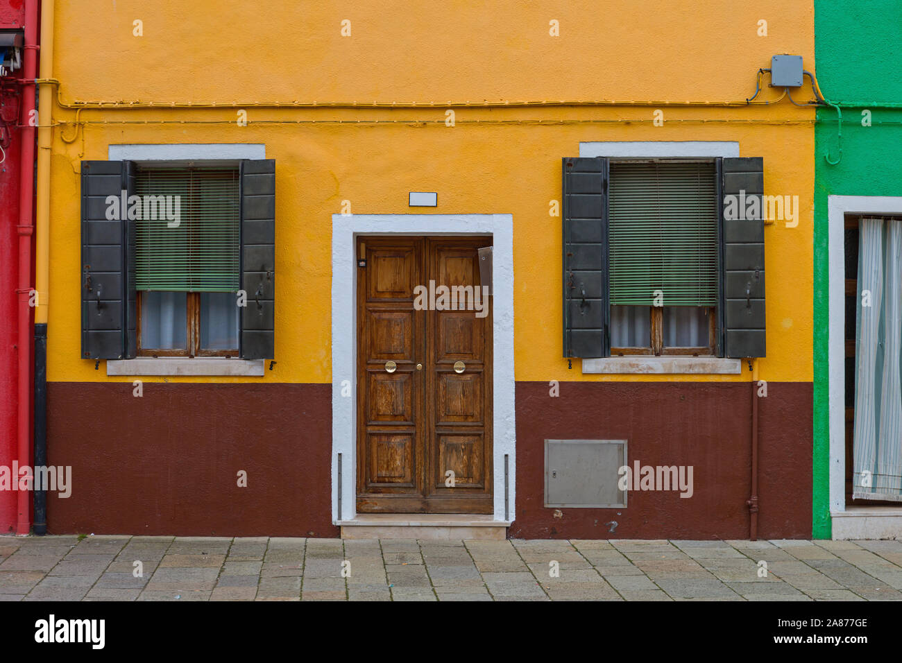 Two tone facade hi-res stock photography and images - Alamy