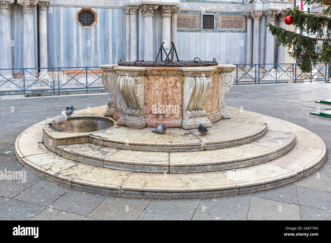 Marble Water Well at Square in Venice Italy Stock Photo - Alamy
