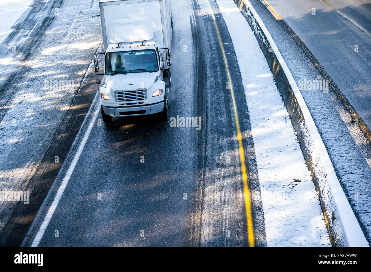 Medium size and Power capability day cab rig semi Truck for local ...