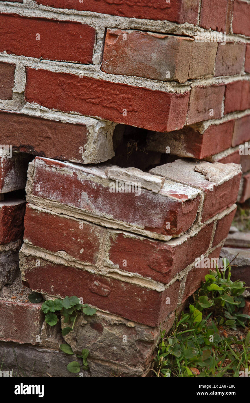 Poor brickwork hi-res stock photography and images - Alamy